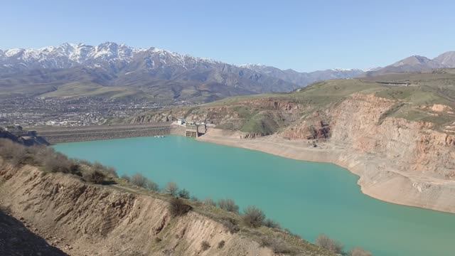 Чарвакское водохранилище (Узбекистан).