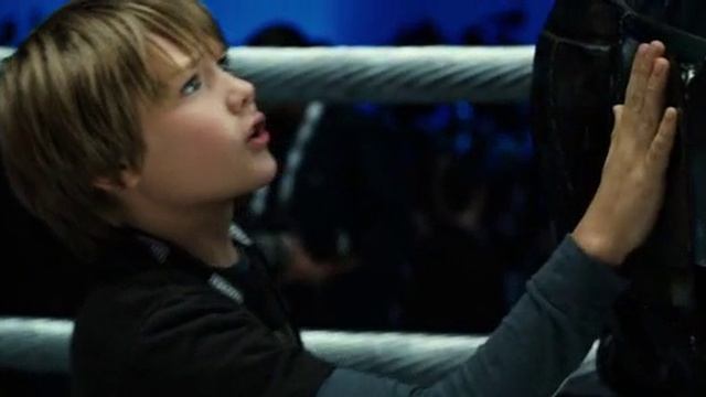 Живая сталь.Бой Атом против Зевса.Прошло 4 раунда,у Атома серьёзное повреждение.