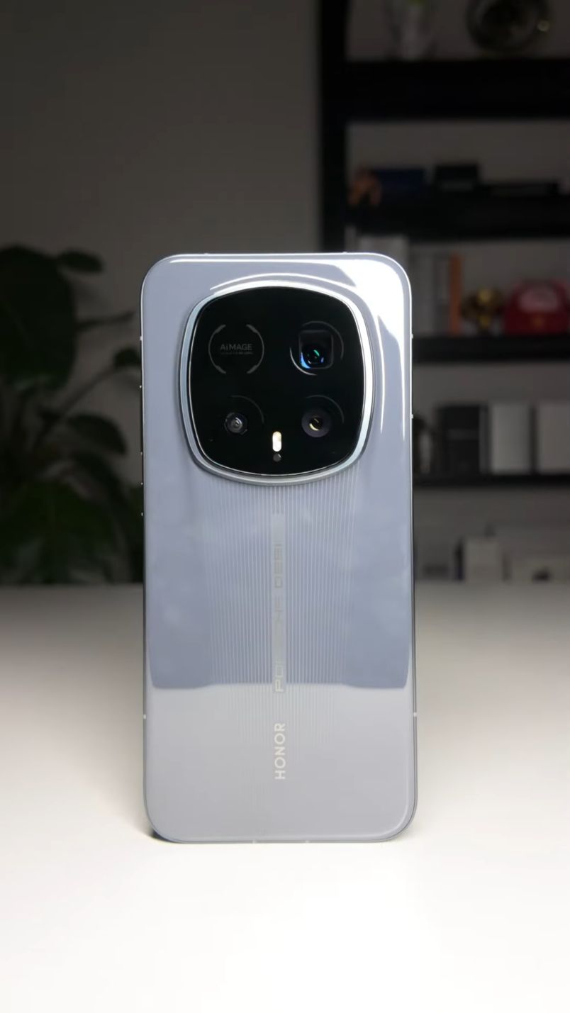 Honor Magic 8 RSR Porsche Design -Первое знакомство с Премиальным Стилягой из поднебесной 📱✨#shorts