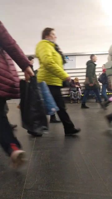 Cт.метро Невский проспект,Ленинград (СПб) - интерьер, пассажиры, прибытие поездов Фрагмент 6