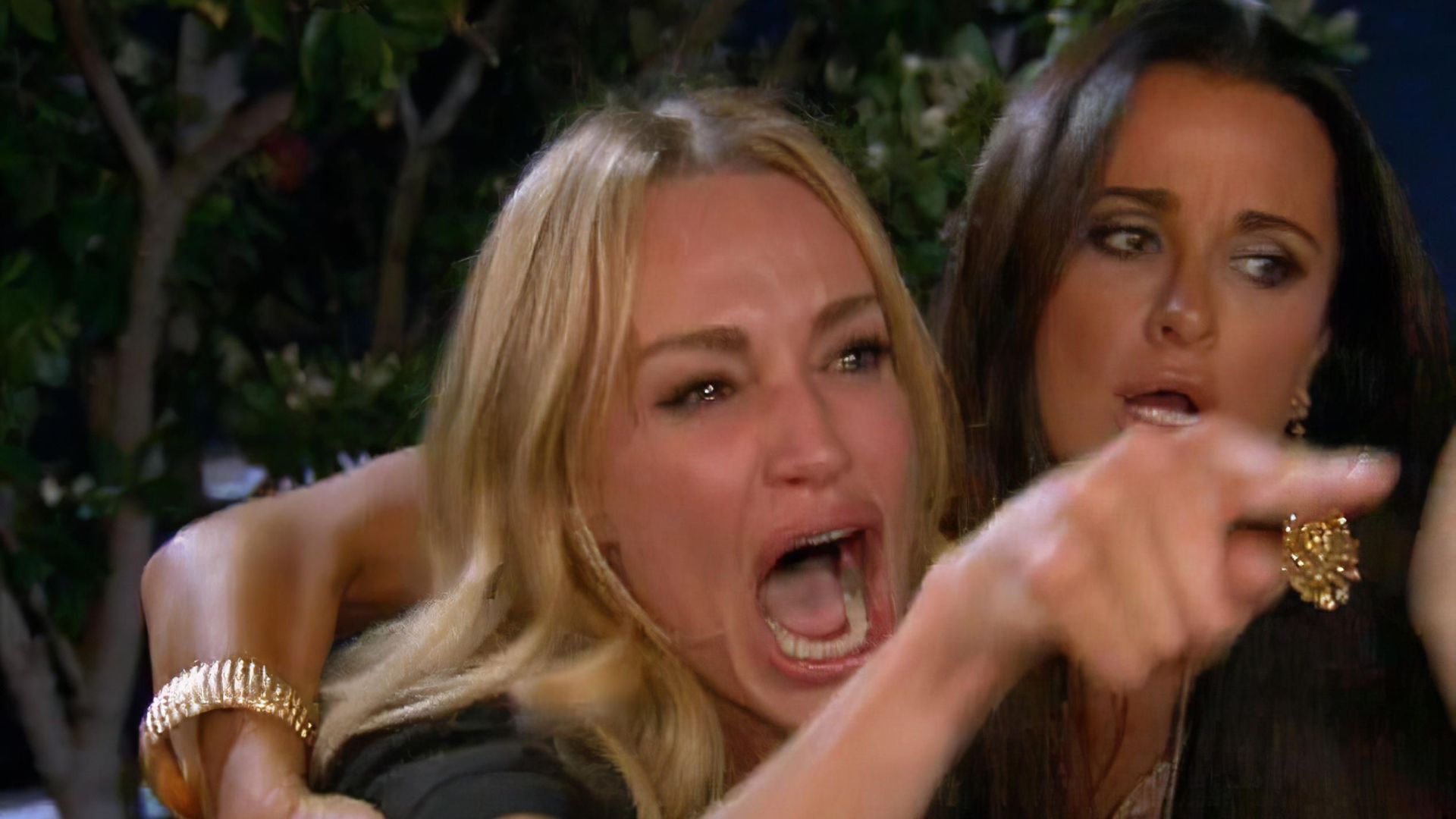 Не ссорьтесь, я вас по очереди отымею)))