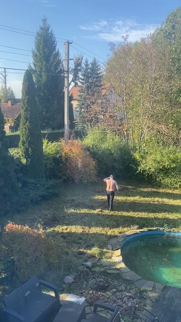 7 октября 2021 год . Роман и забор