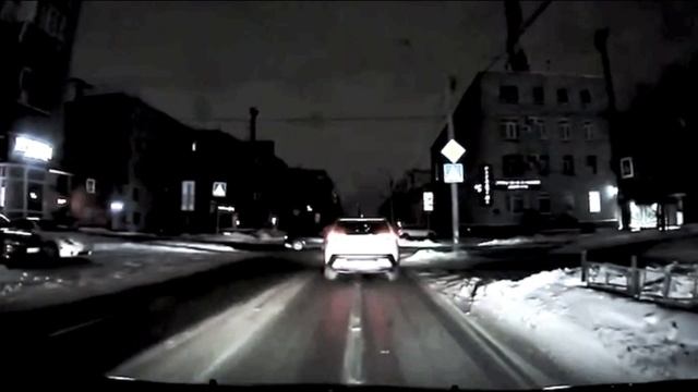 Чуть ли не сбил пешехода на перекрестке Потанина в Омске