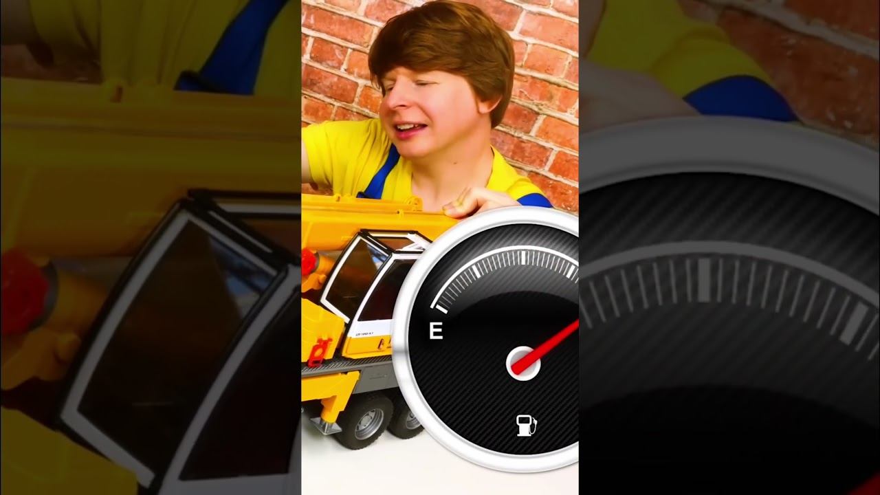 Заправляем автокран полный бак #машинкидлядетей #весело #игрушки