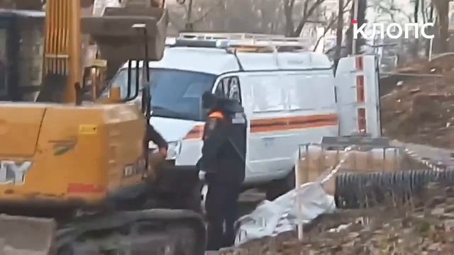 Взрывоопасный предмет извлекают спасатели