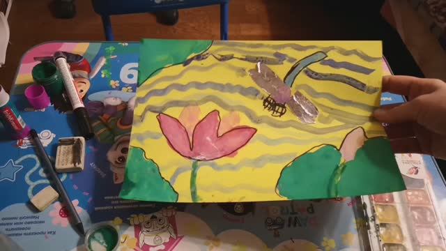 Лилии и стрекоза