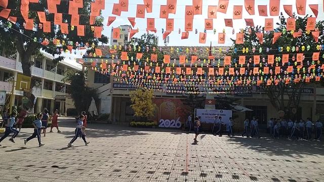 Начальная школа в Нячанге (Вьетнам). Вместо стадиона площадка перед школой