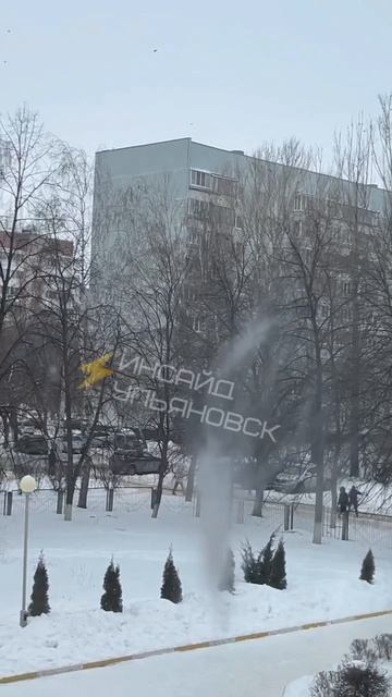 ❗️Сейчас в 63 школе Ульяновска Росгвардия за кем-то гонится.