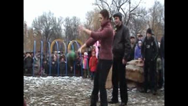 Алина против гири. Масленица. 15.02.2010.