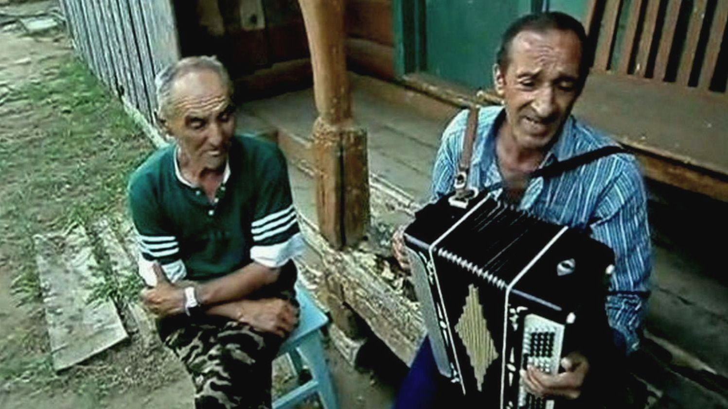 Растет у дома калина-Сергей Мороков!