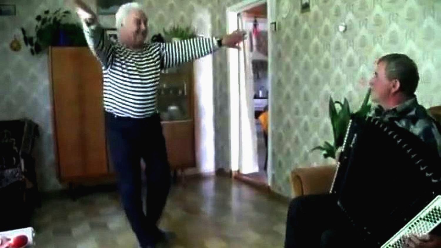 Дед танцует яблочко в 75 лет!