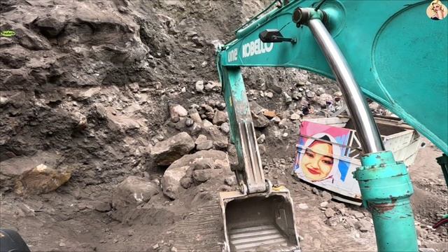 Строительство, экскаватор копает песок