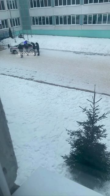 🚔 Видео задержания 26-летнего парня, который в нетрезвом состоянии пытался проникнуть в здание школ