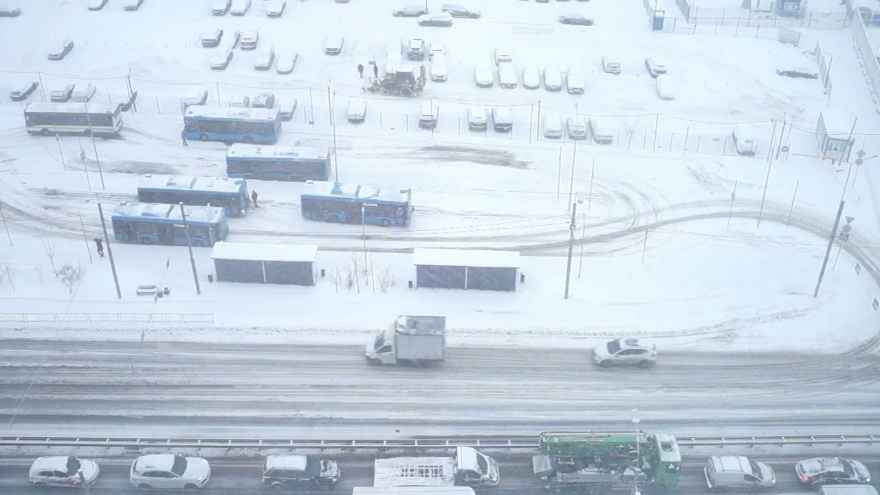 Зимний вид на Москву из окна — снегопад, автобусы, пробка | Фон для работы, сна — 15 мин