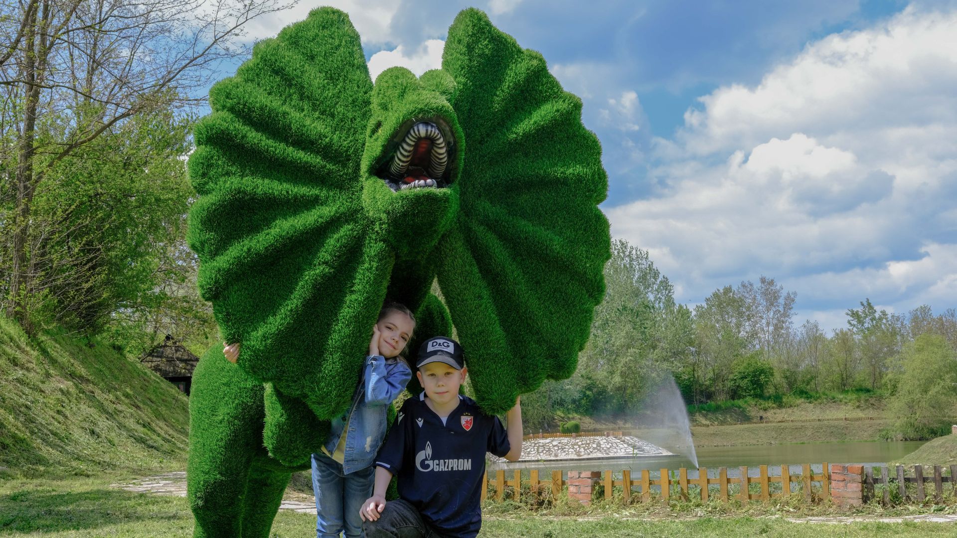 Топиарная фигура динозавр из искуственной топиарной травы