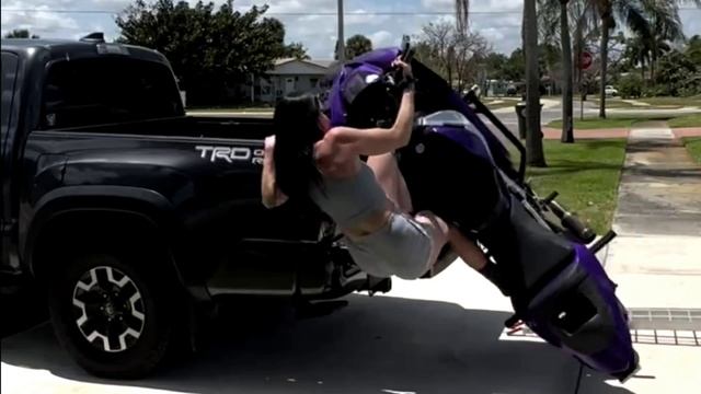 Девушка и байк