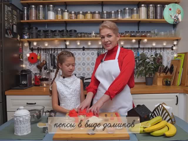 Готовим с детьми: нежнейший новогодний кекс с бананом и маком