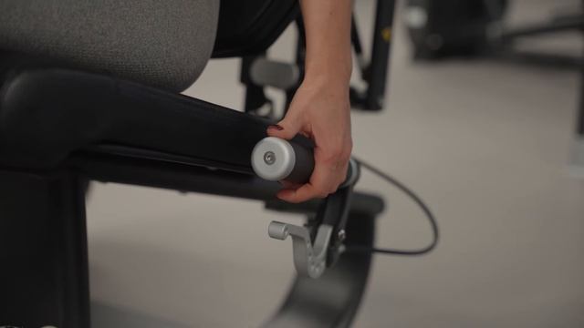 Тренажер E7002 Разгибание ног сидя