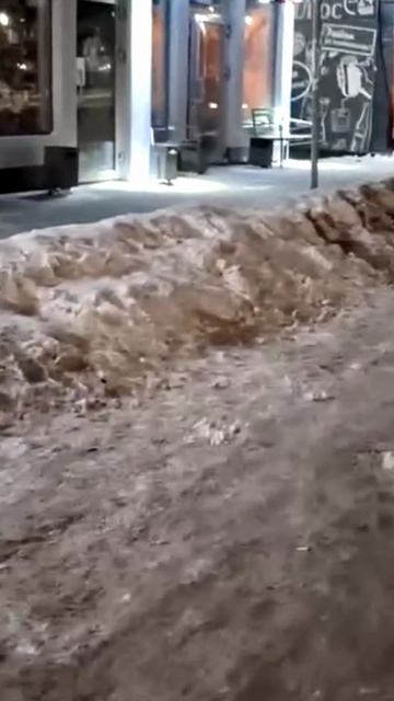 Всегда большие сугробы на остановке имени Валентины Бархатовой в Омске