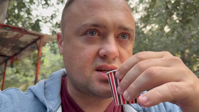 Другой мир/Вместо Стола _ Асфальт_ Еда в грязном уличном кафе Индии_