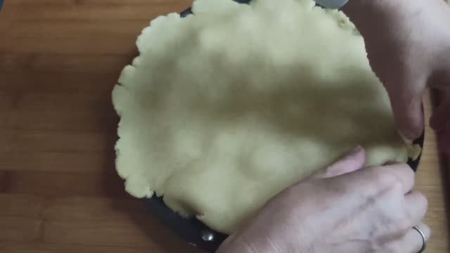 Песочный пирог с абрикосами и карамелью