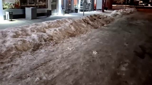 Всегда большие сугробы на остановке имени Валентины Бархатовой в Омске