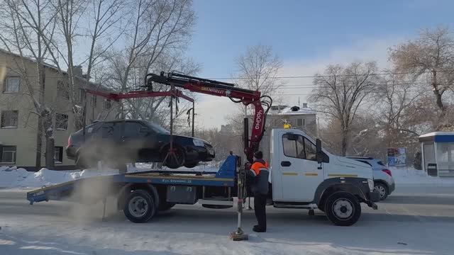 Помехой для качественной очистки улично-дорожной сети являются брошенные автомобили.
