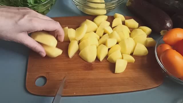 Жаркое с баклажанами, помидорами и картошкой