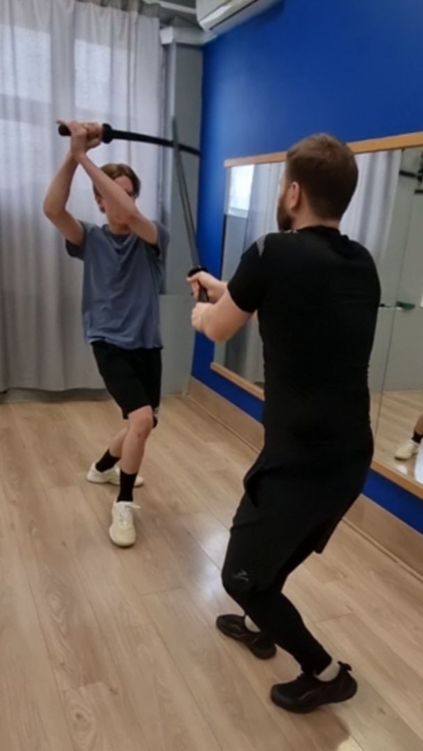 Удары мэн до сунэ на длинном японском мече катана в школе кендзюцу Katana Club