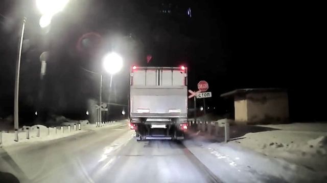 Смелый обгоняет на ЖД переезде в Омске