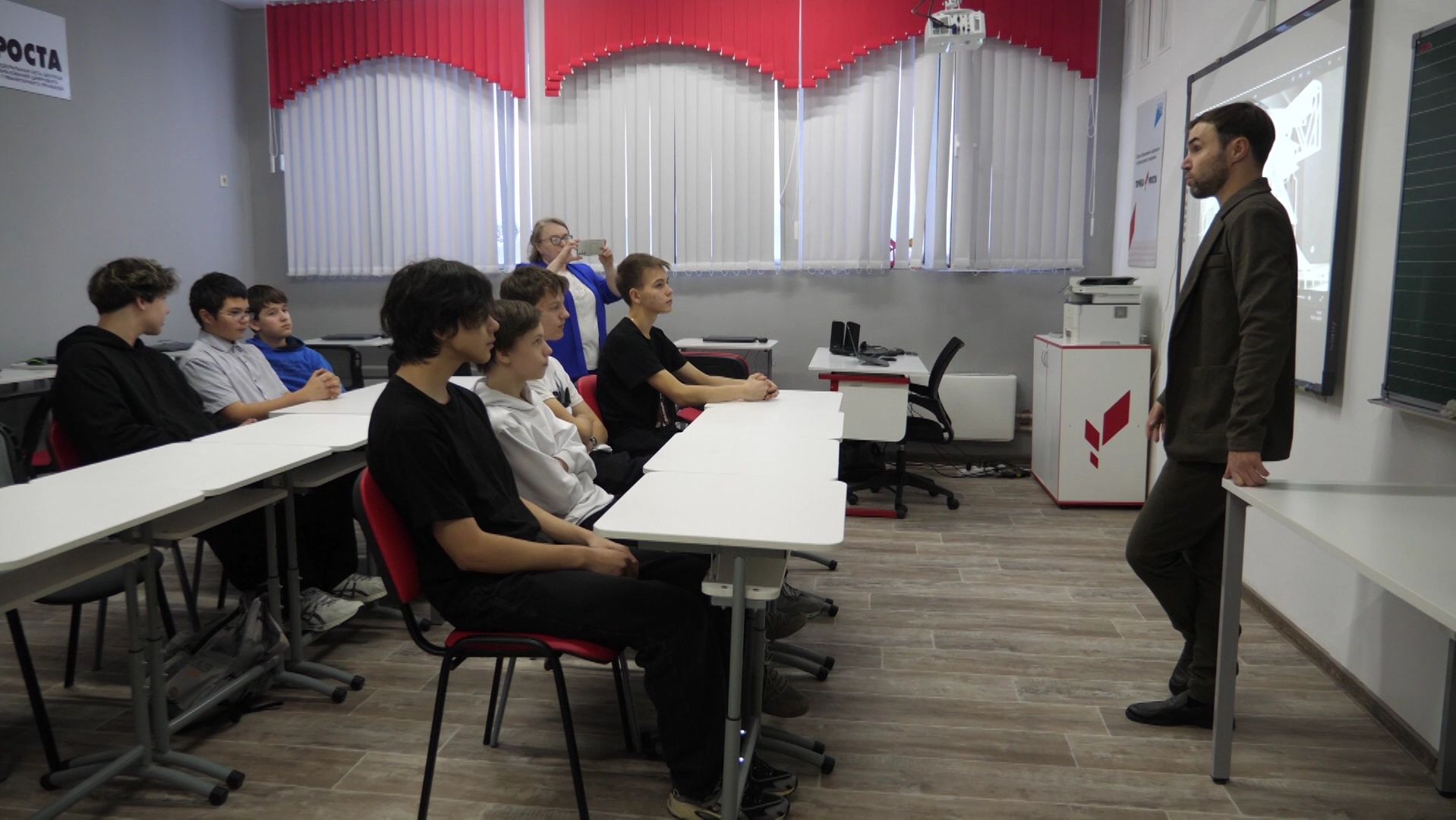 Школьников Новоаганска обучают работе на 3D-принтере