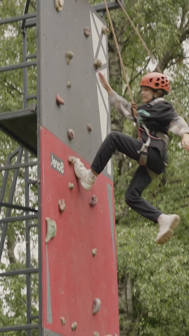 Детский лагерь. Скалолазание
