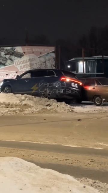 Сейчас на Репина водитель влетел в столб.  На месте скорая и пожарные