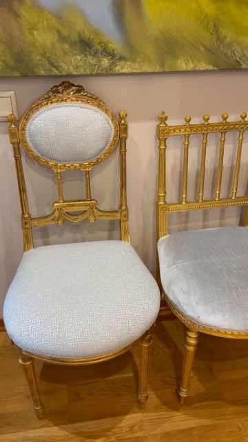 Пара золочёных стульев со спинкой-медальоном и с резной спинкой (Франция, конец XIX века)