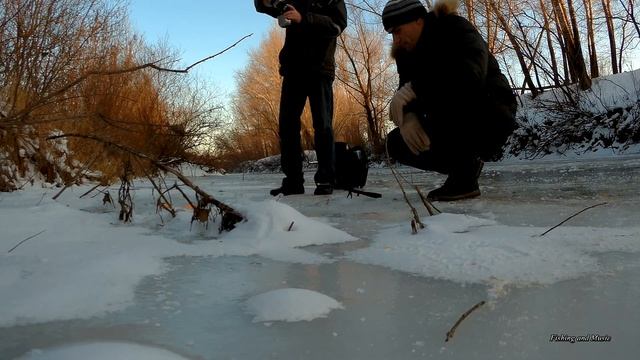 Налим на живца зимой. 1 сезон. 1 серия. (Ловля живца на поставушки. Установка поставух)