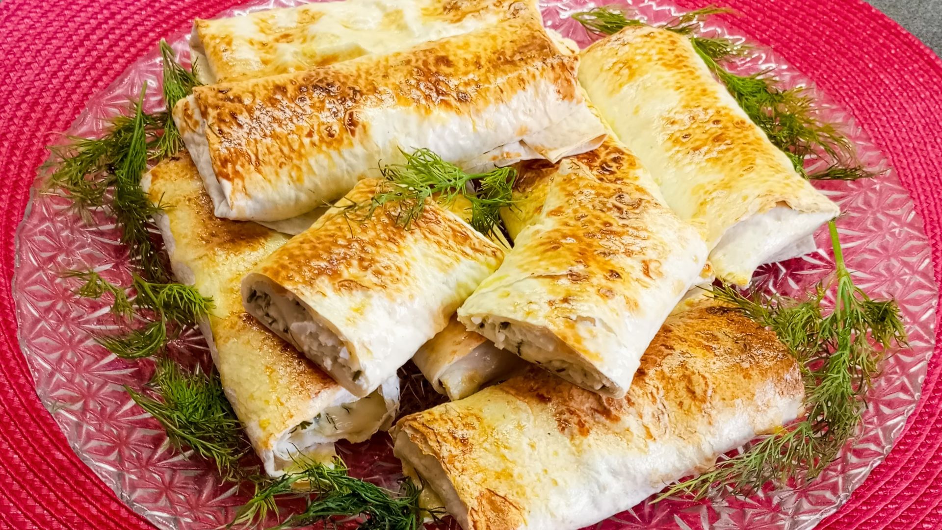 Быстрые пирожки из лаваша с сыром, творогом и зеленью