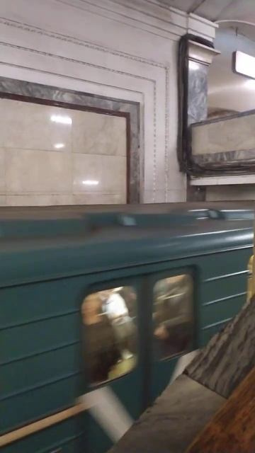 Ст.метро Сокол, Москва, Зелёная Линия - интерьер, пассажиры, прибытие поездов Фрагмент 3