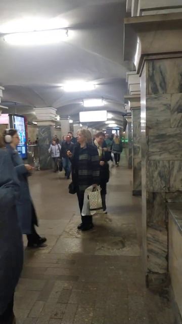 Ст.метро Аэропорт, Москва, Зелёная Линия - интерьер, пассажиры, прибытие поездов Фрагмент 2