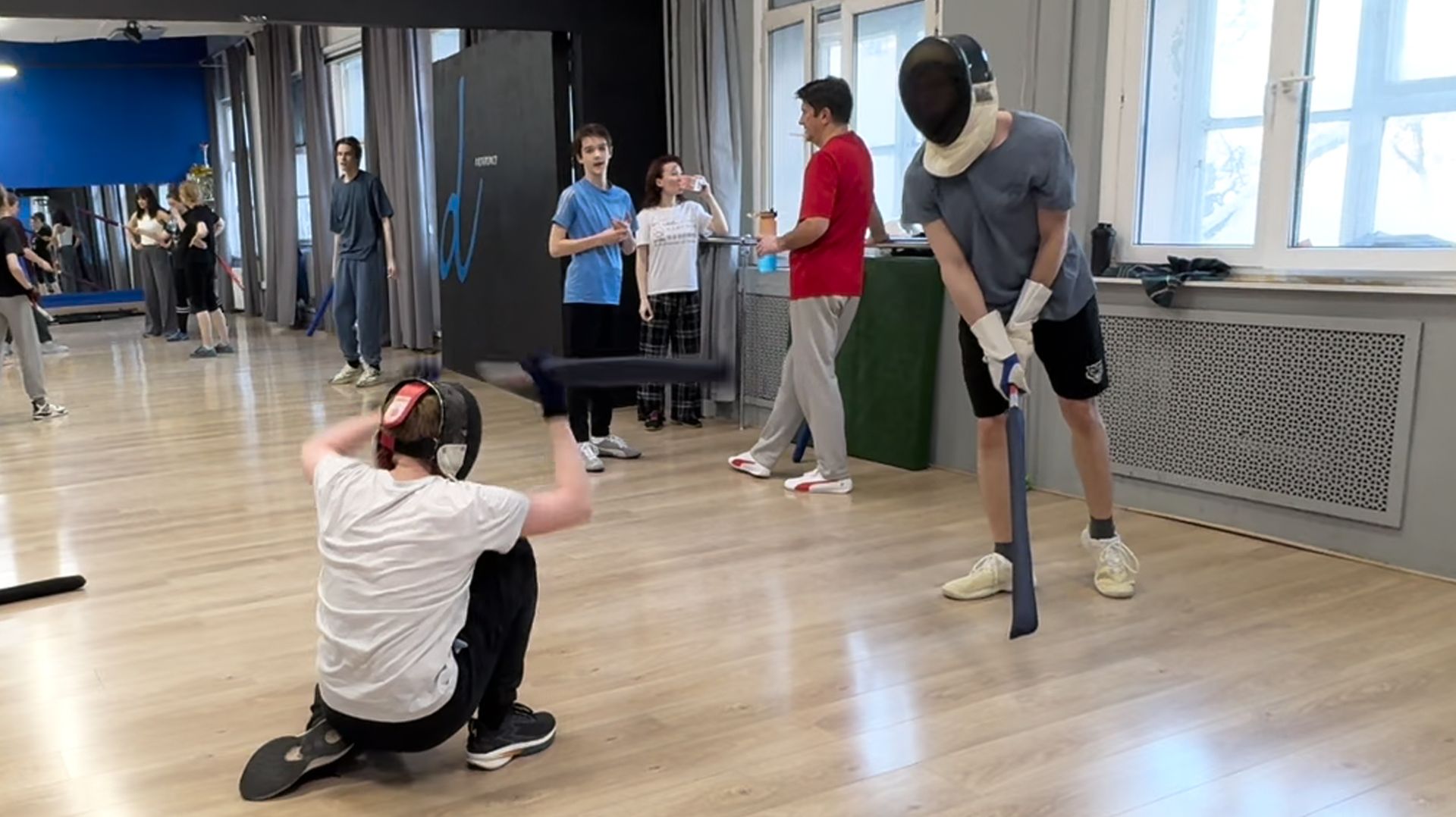 Спарринг на двуручных японских мечах чанбара катана с плоским профилем в школе кендзюцу Katana Club