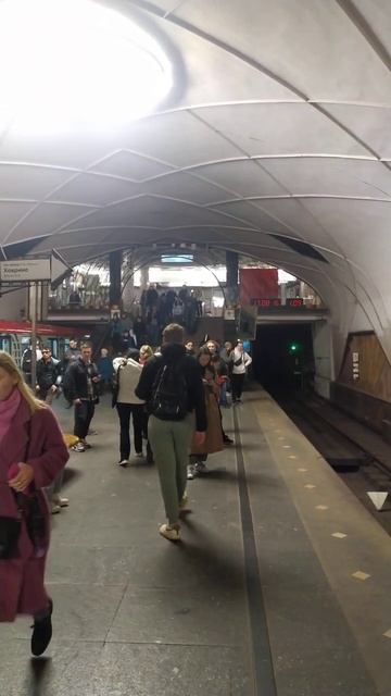 Ст.метро Аэропорт, Москва, Зелёная Линия - интерьер, пассажиры, прибытие поездов Фрагмент 1