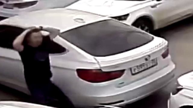 В Воронеже деревья упали в сантиметрах от машины