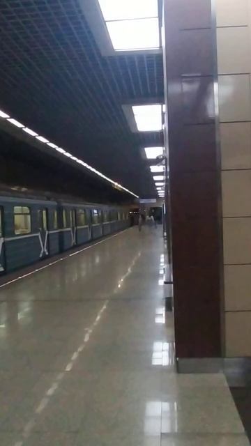 Ст.метро Речной вокзал, Москва, Зелёная Линия - интерьер, пассажиры, прибытие поездов Фрагмент 5