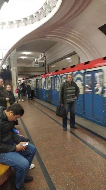 Ст.метро Сокол, Москва, Зелёная Линия - интерьер, пассажиры, прибытие поездов Фрагмент 2