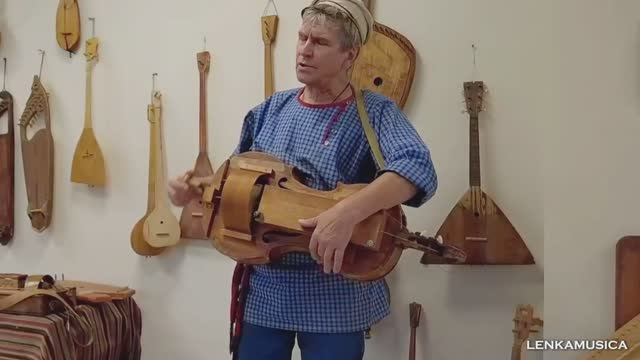 Воронеж. Пели Цоя под гусли. Гудок, все виды балалайки и лира колёсная. Музей забытой музыки..