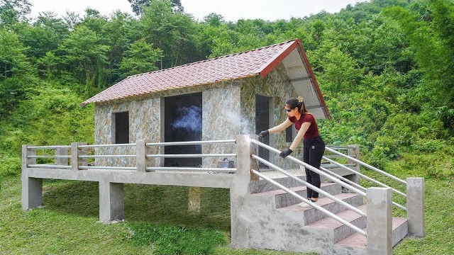 Строю кирпичные столбы и привариваю перила с круглыми железными прутьями. Серия 7. Ли Фук Ви