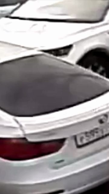 В Воронеже деревья упали в сантиметрах от машины