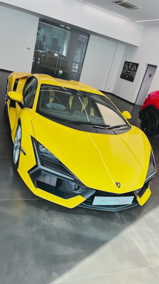 Посетили дилерский центр LAMBORGHINI в📍Сингапуре: мечты на 1000+ л.с. 🔥