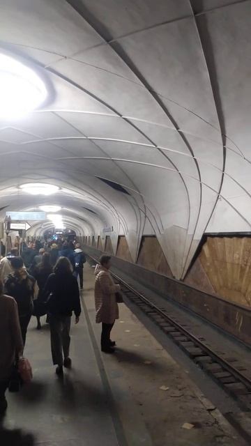 Ст.метро Аэропорт,Москва,Зелёная Линия - интерьер,пассажиры, прибытие-отправление поездов Фрагмент 7