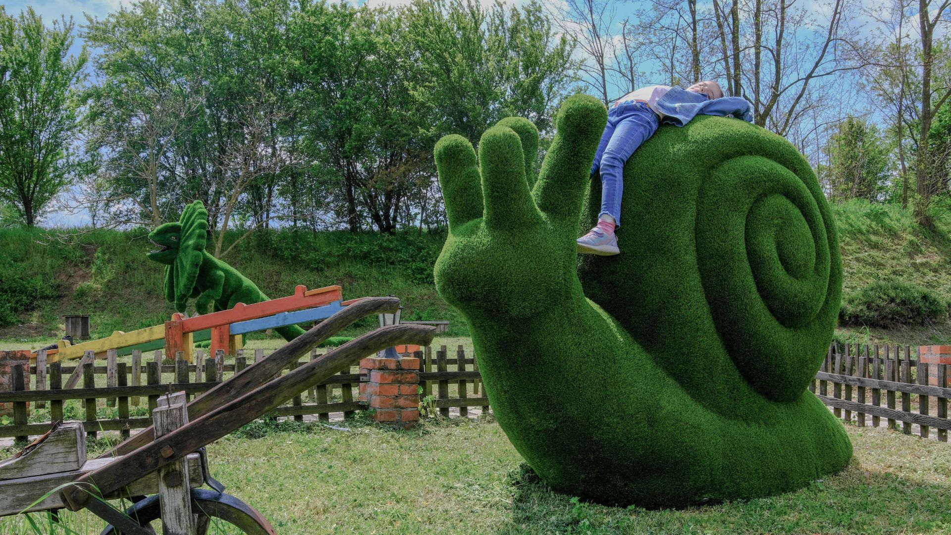 Топиарная фигура из искуственной травы Улитка. г. Белград. Сербия