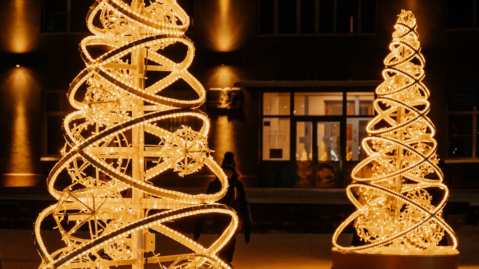 Светодиодные елки для новогоднего оформления площади города.